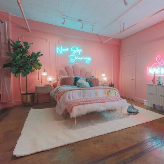 Quarto com neon: 37 ideias criativas para decorar o ambiente